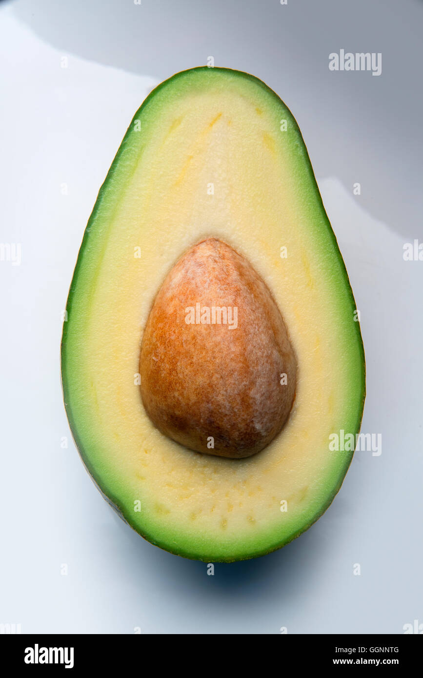 Pit in sliced avocado Stock Photo - Alamy