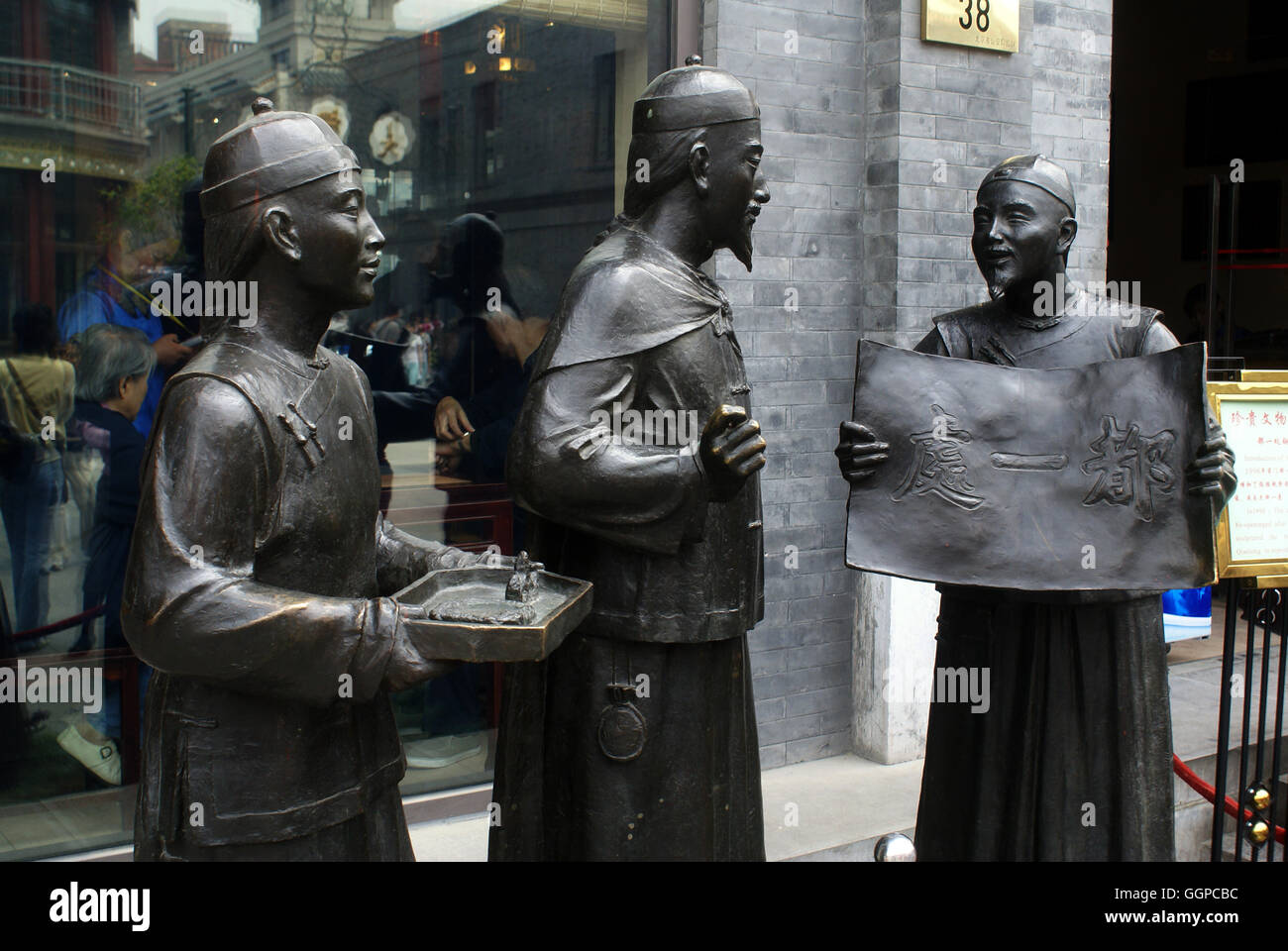 Statues in merchants street hi-res stock photography and images - Alamy