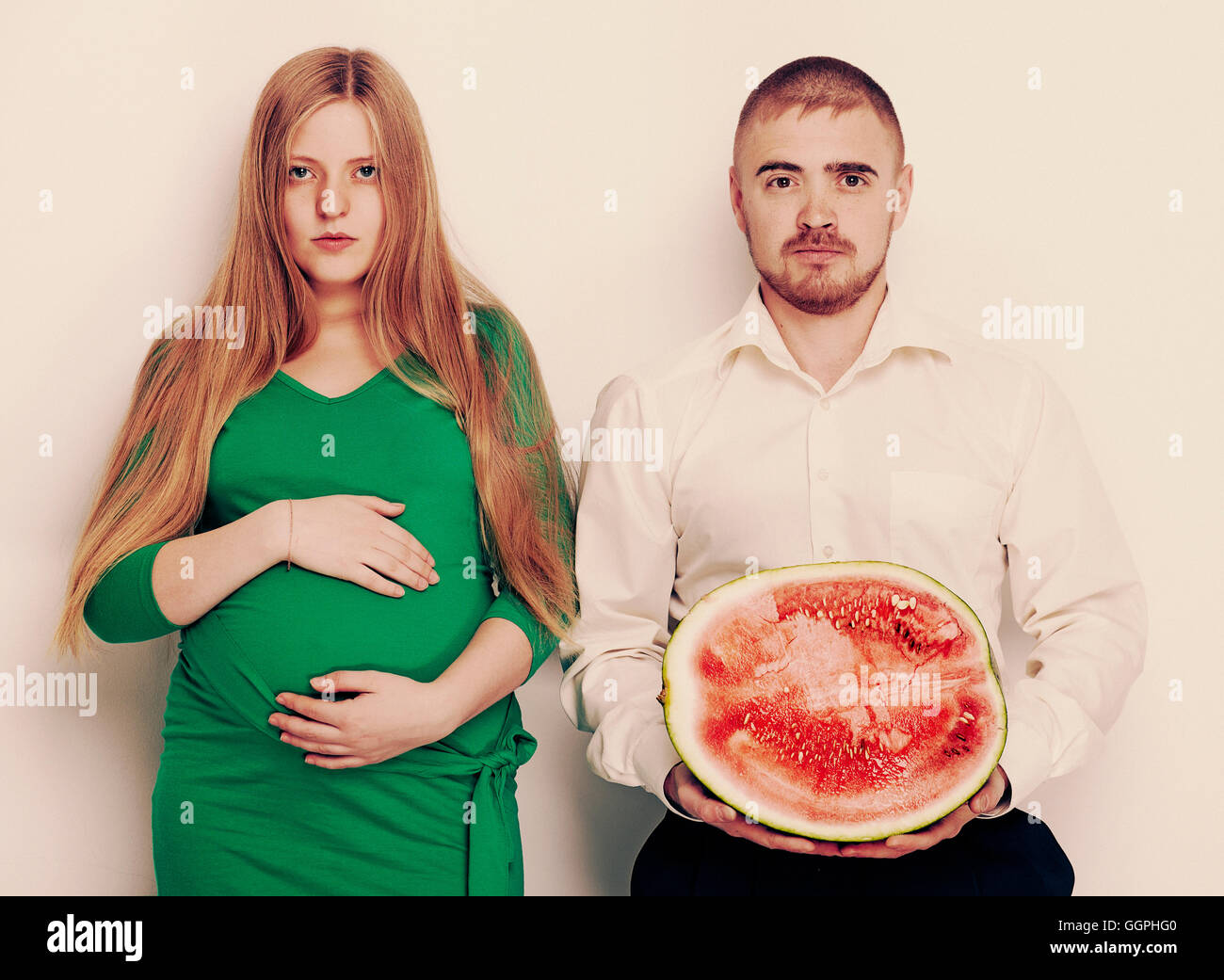 Man holding watermelon with pregnant girlfriend Stock Photo - Alamy
