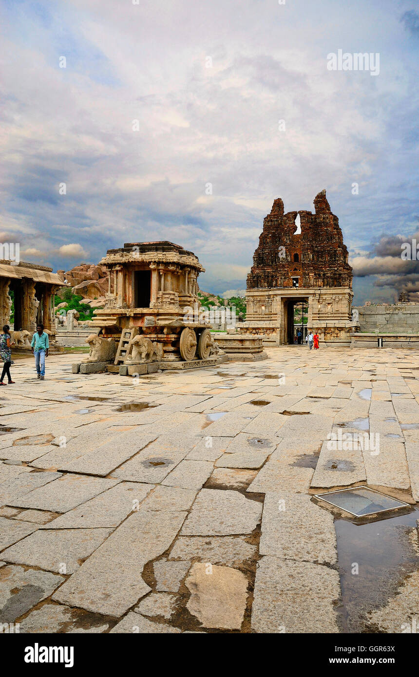 Stone chariot and main entrance, Vitthala Temple complex, Hampi ...