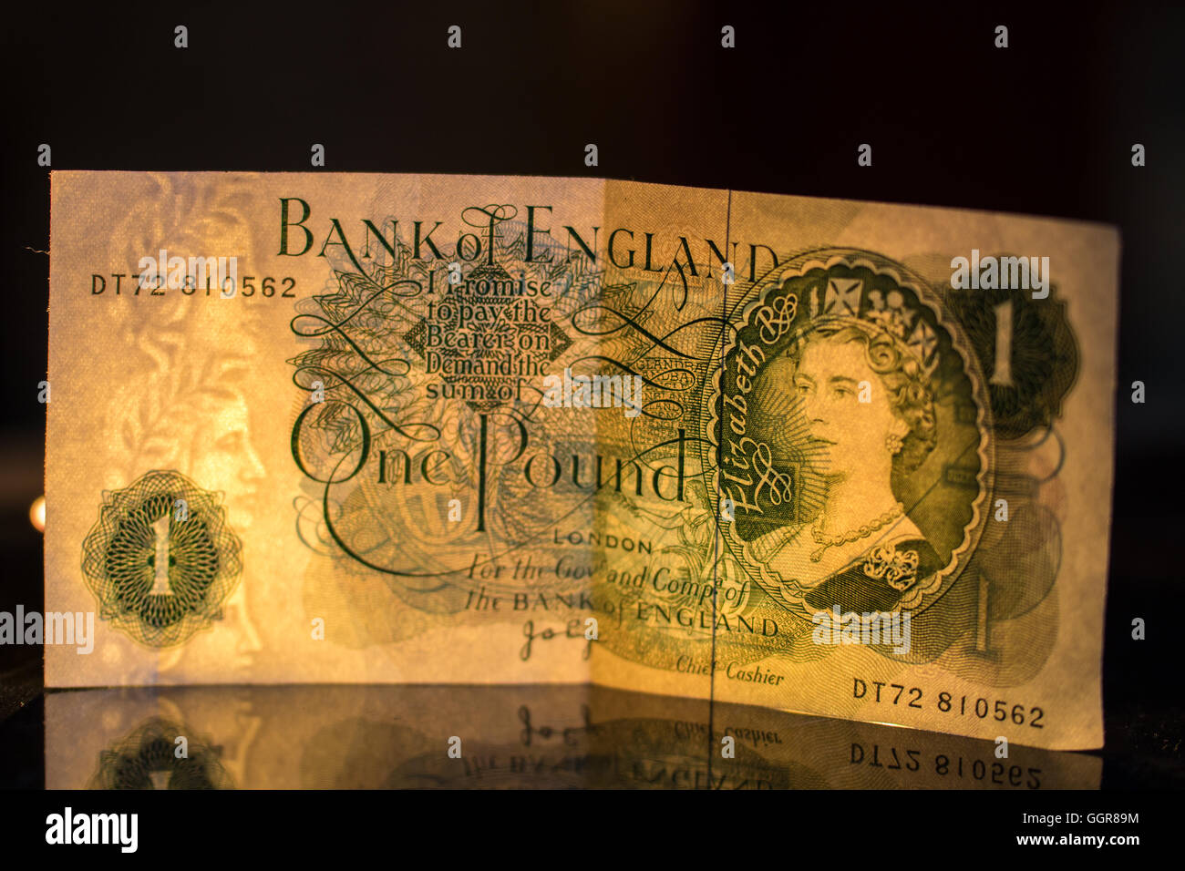Old british one pound note hi-res stock photography and images - Alamy