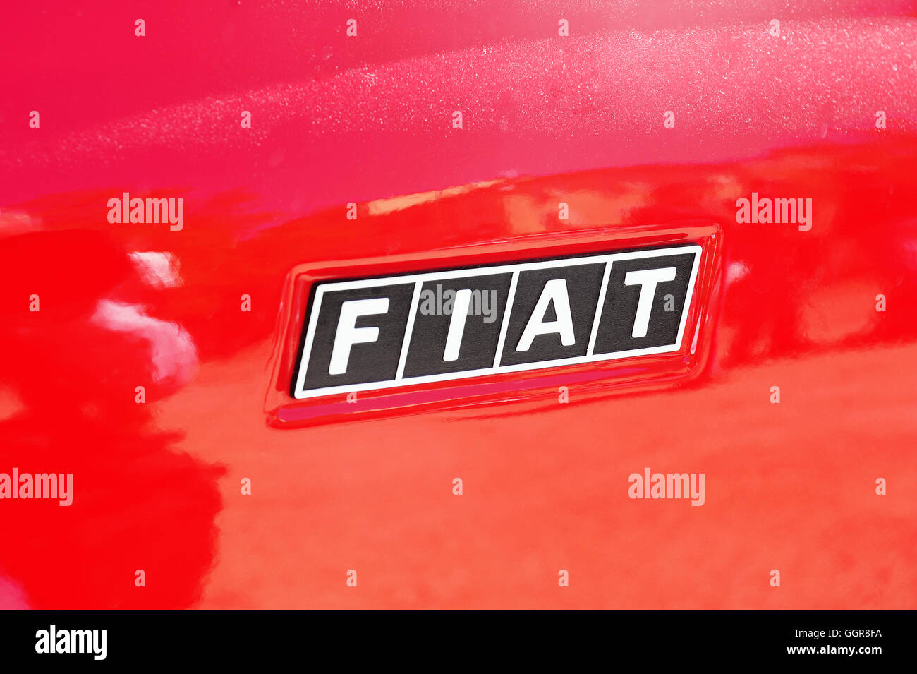 Fiat 500 logo hi-res stock photography and images - Alamy