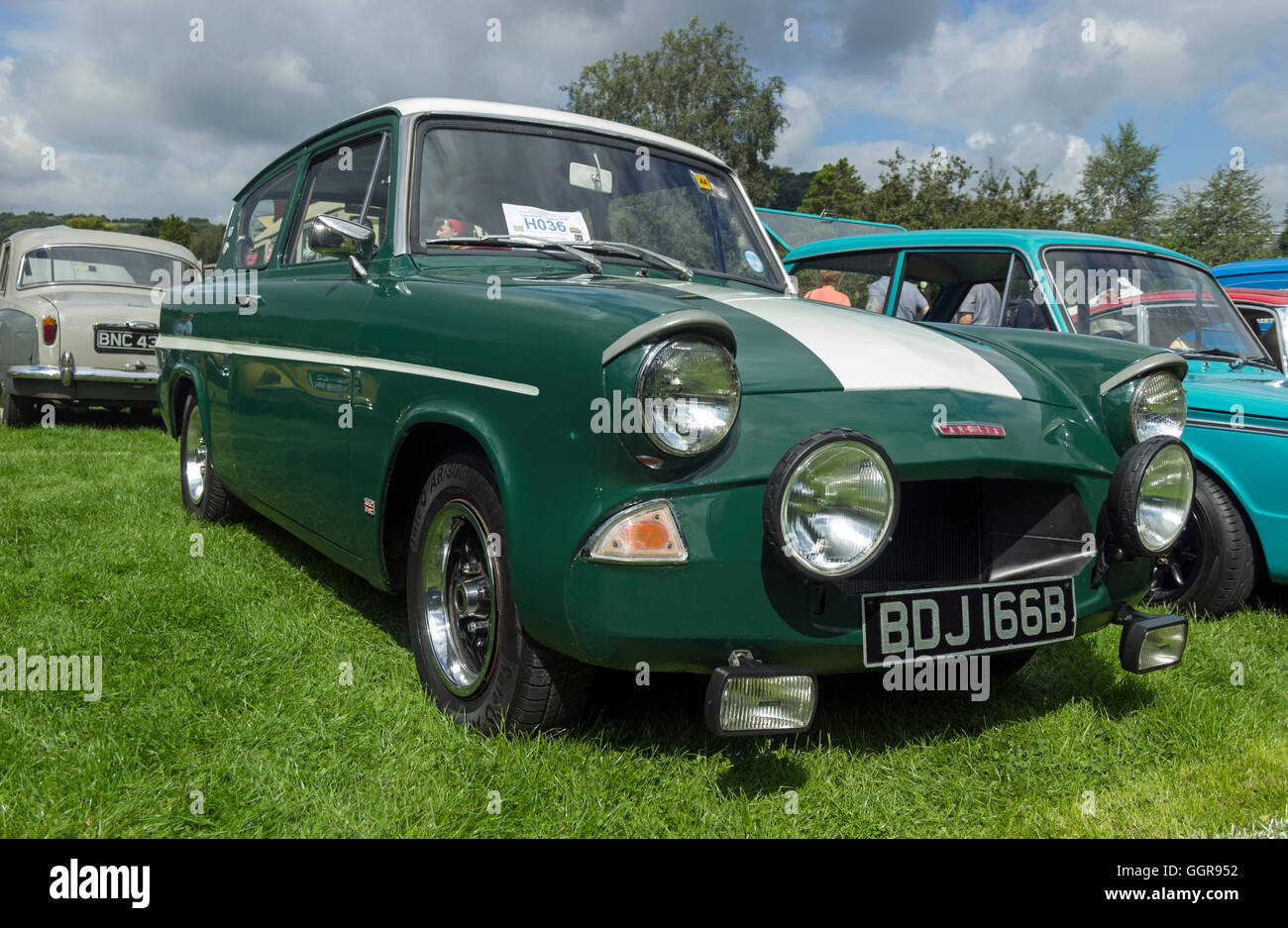Green car with white stripe hi-res stock photography and images - Alamy