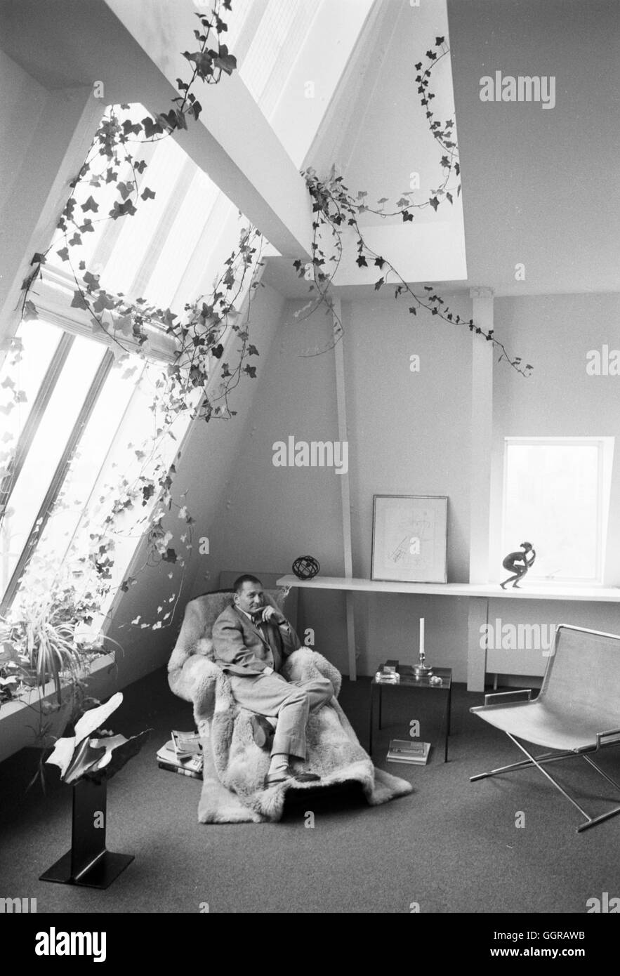 Ward Bennett in his apartment in the Dakota Apartment building, 1963 ...