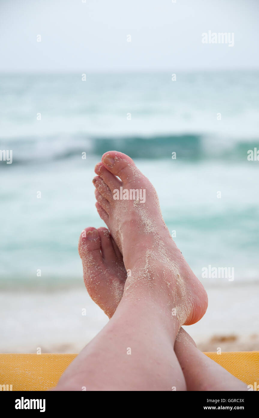 Close up crossed legs feet hi-res stock photography and images - Alamy
