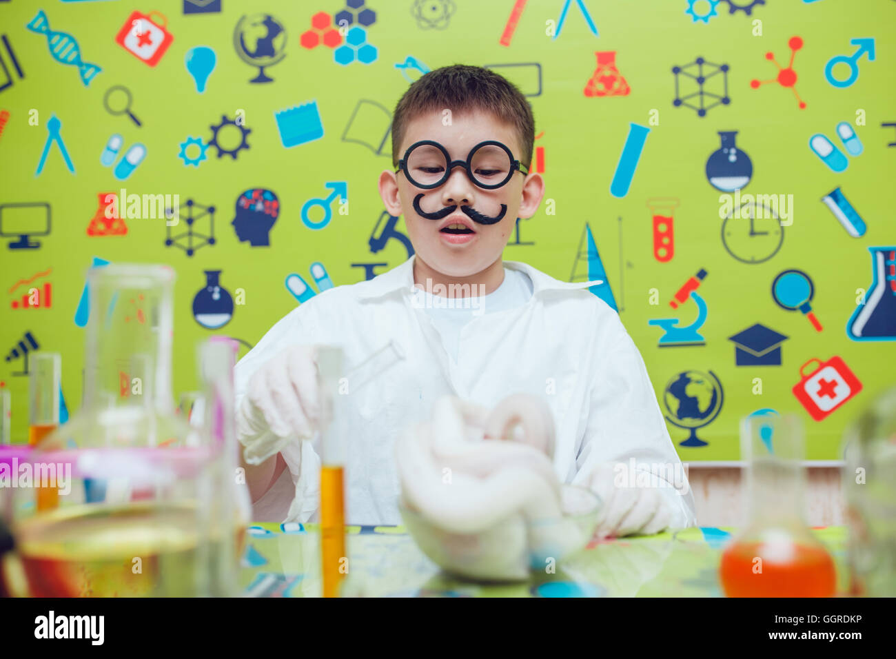 Boy doing science experiments hi-res stock photography and images - Alamy