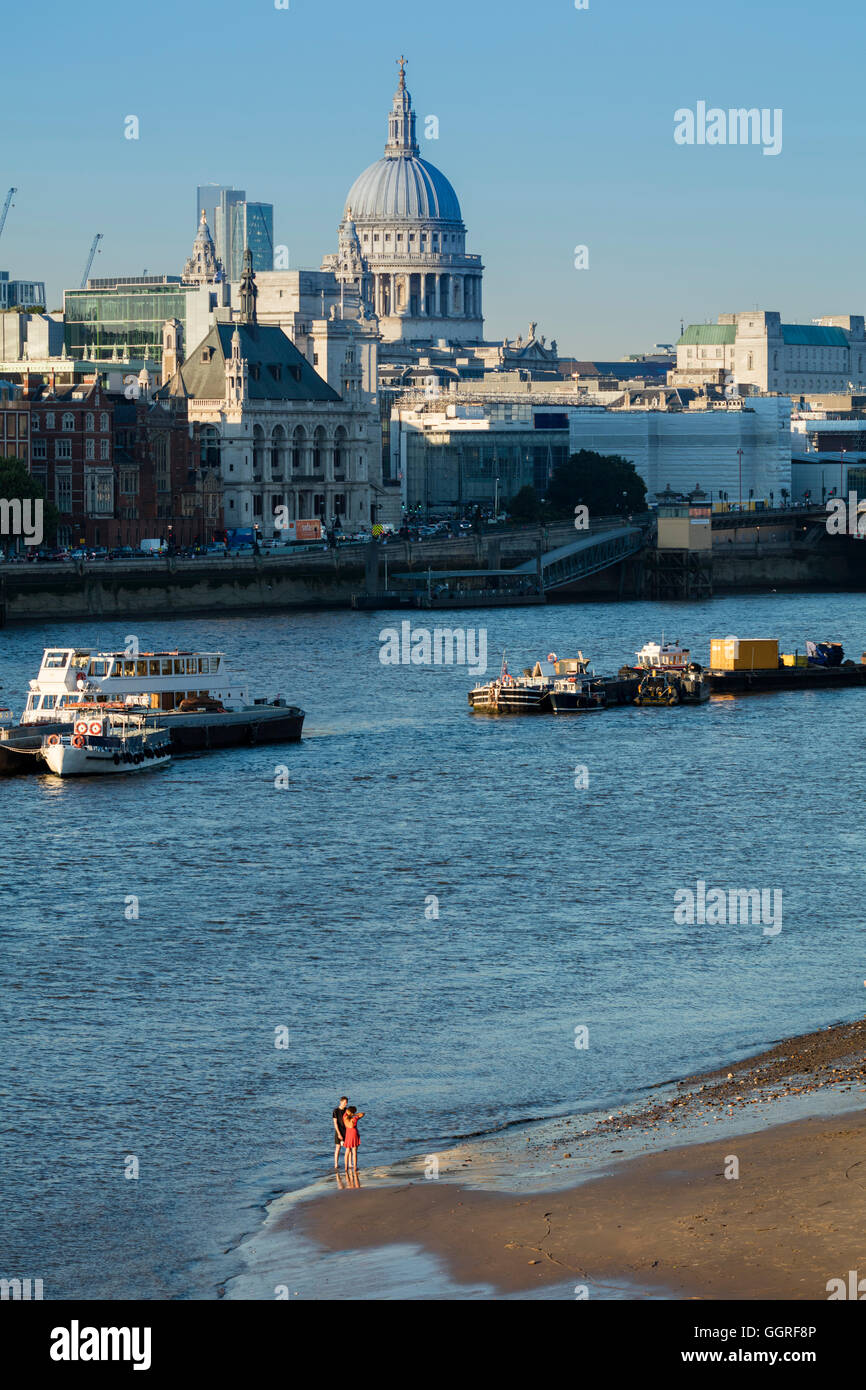River thames beach hi-res stock photography and images - Alamy