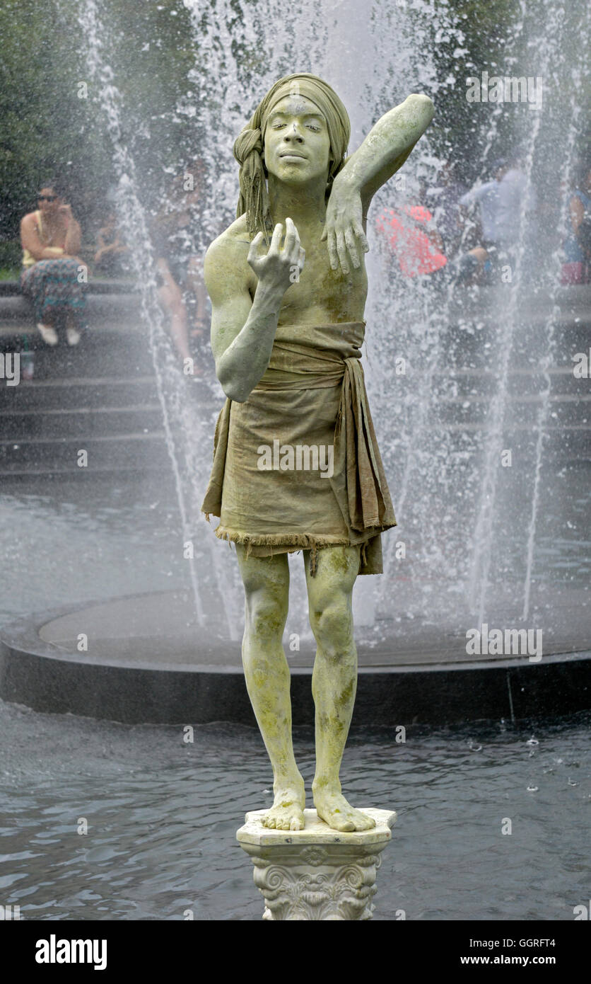 Street performer statue mime hi-res stock photography and images - Alamy
