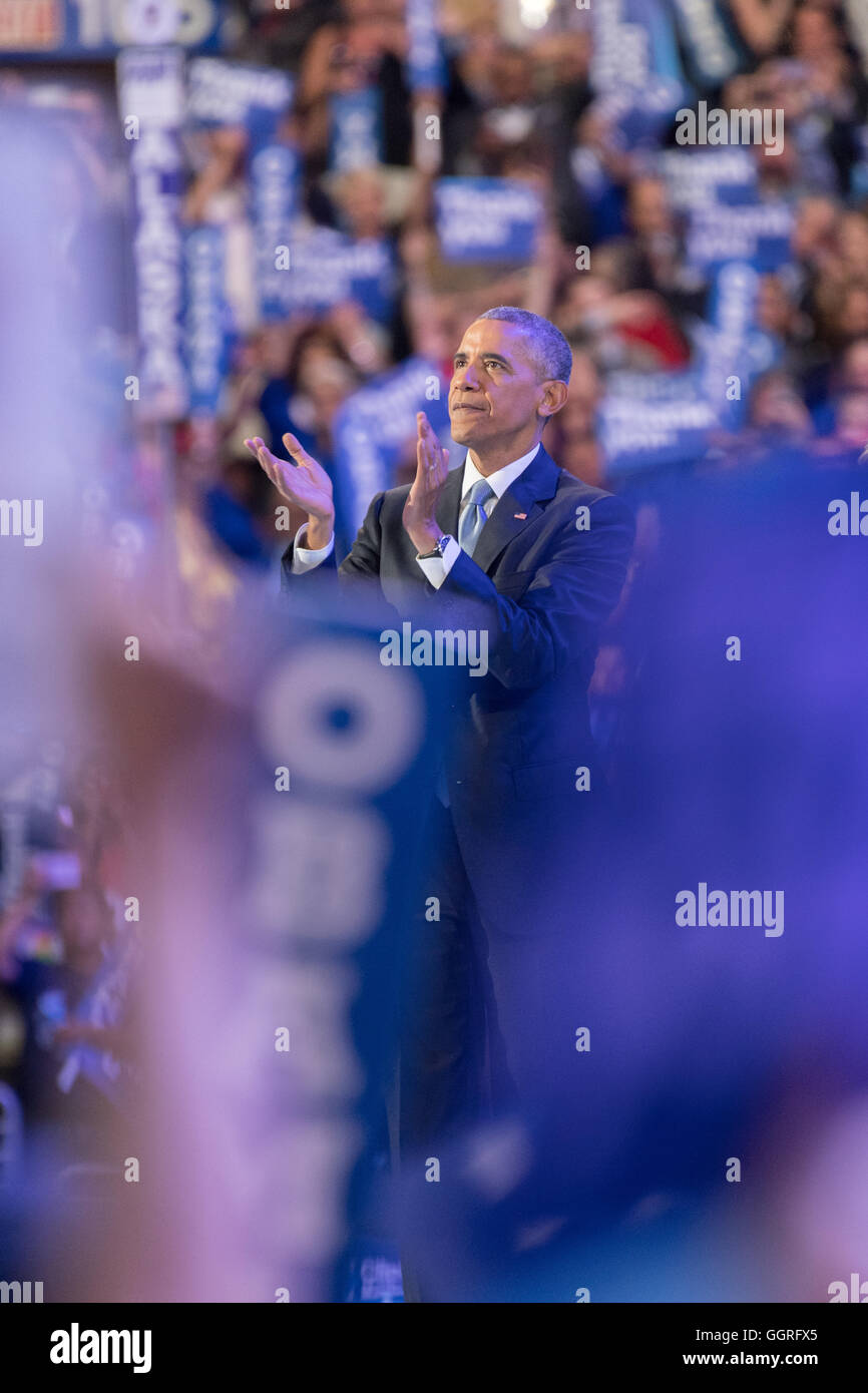 U.S President Barack Obama waves to supporters following Obama's ...