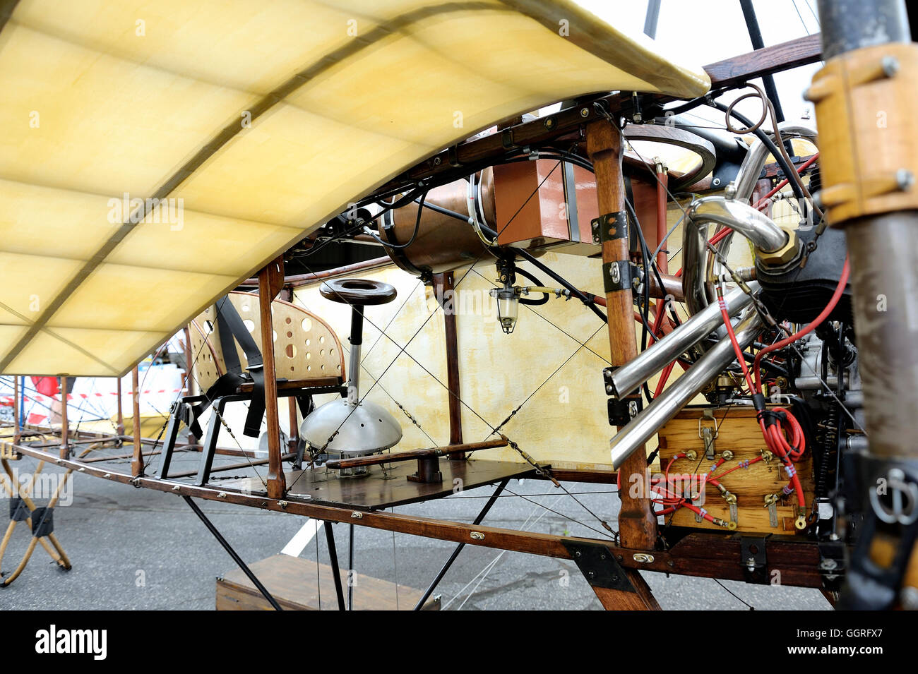Airplane fuselage hanger hi-res stock photography and images - Alamy