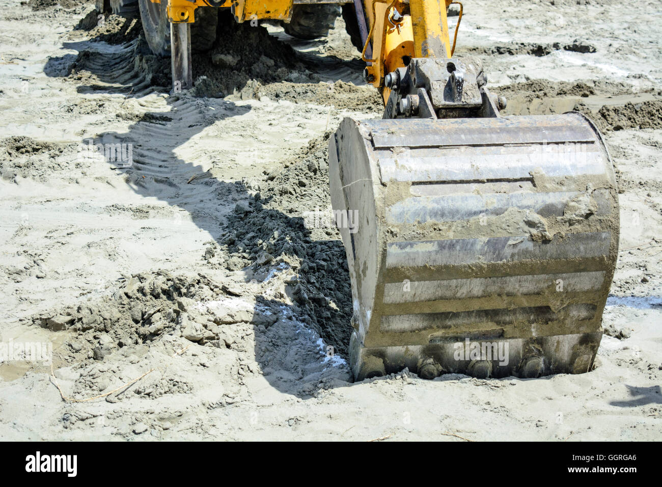 Excavator digging hole hi-res stock photography and images - Alamy