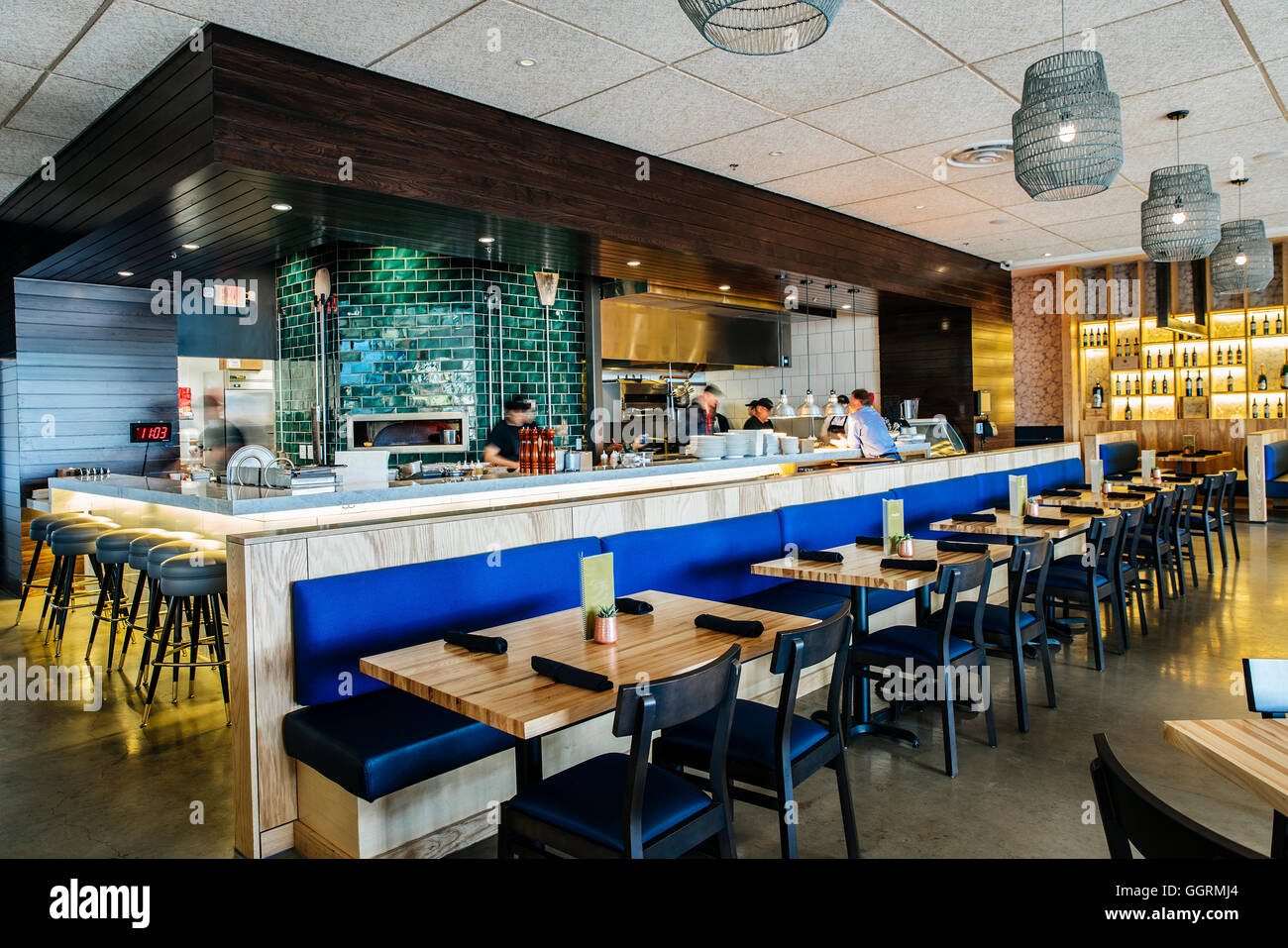 Bar worker busy hi-res stock photography and images - Alamy