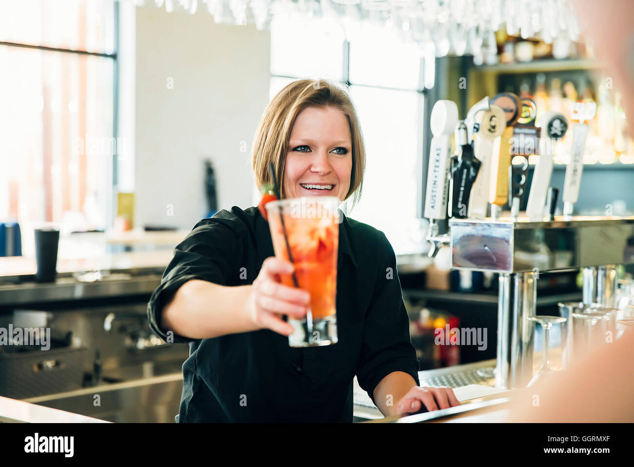 Cocktail serving hi-res stock photography and images - Alamy