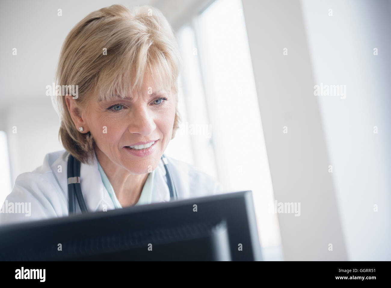 Doctor happy computer hi-res stock photography and images - Alamy