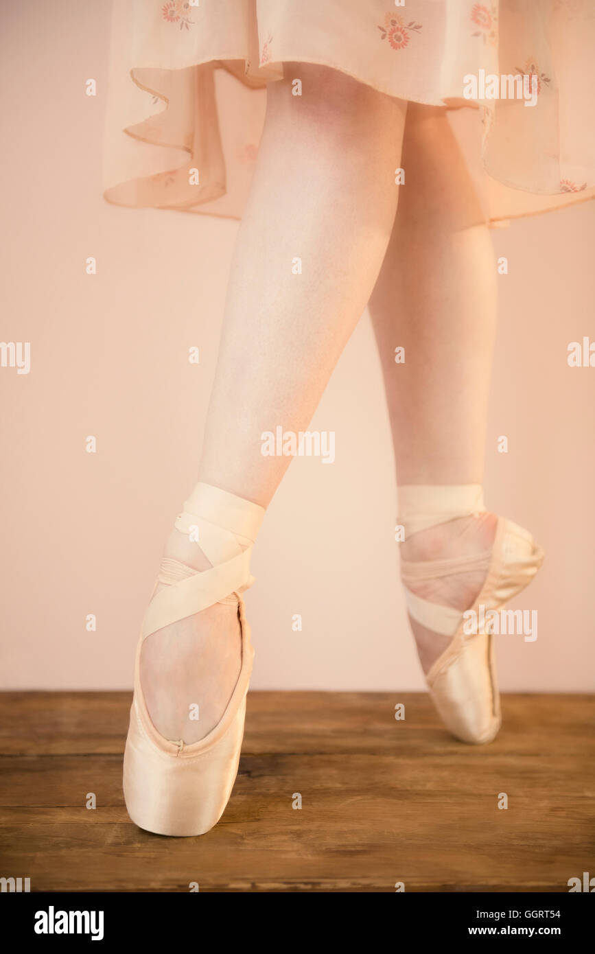 Caucasian ballet dancer standing en pointe Stock Photo - Alamy