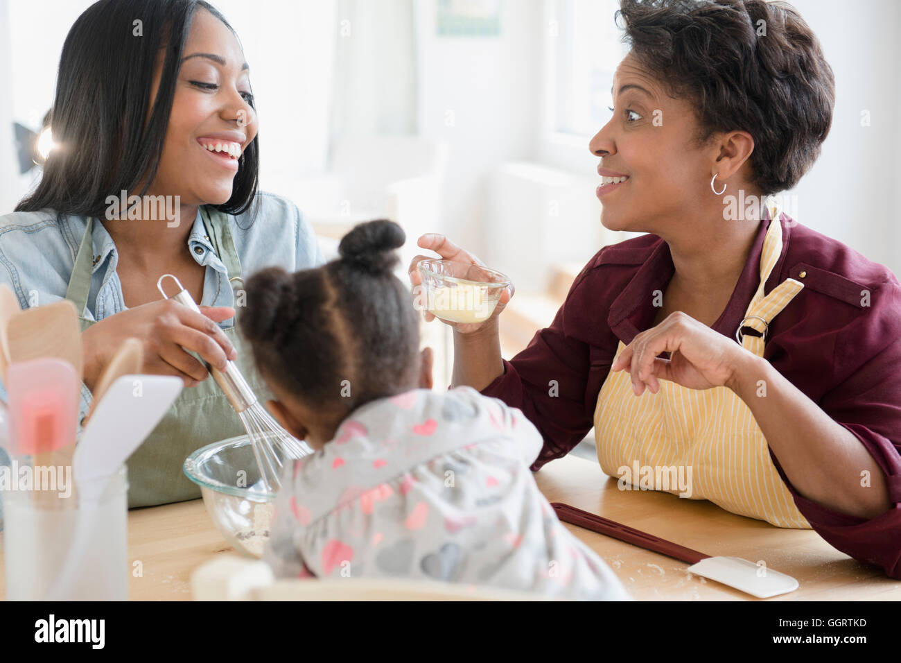 Black girls baking hi-res stock photography and images - Alamy