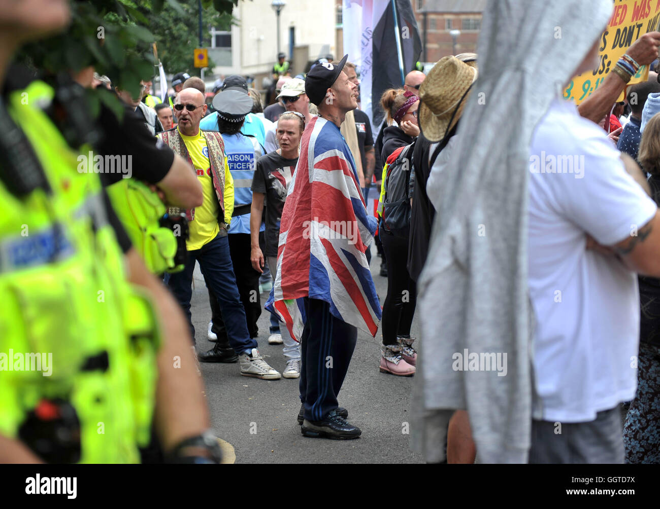 Protesters from the English Defence League (EDL) demonstrate in ...