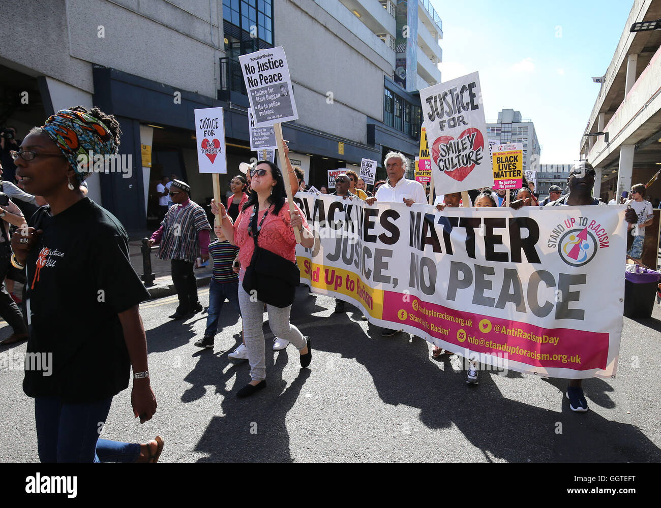 Protesters marching from Broadwater Farm to Tottenham police station in ...