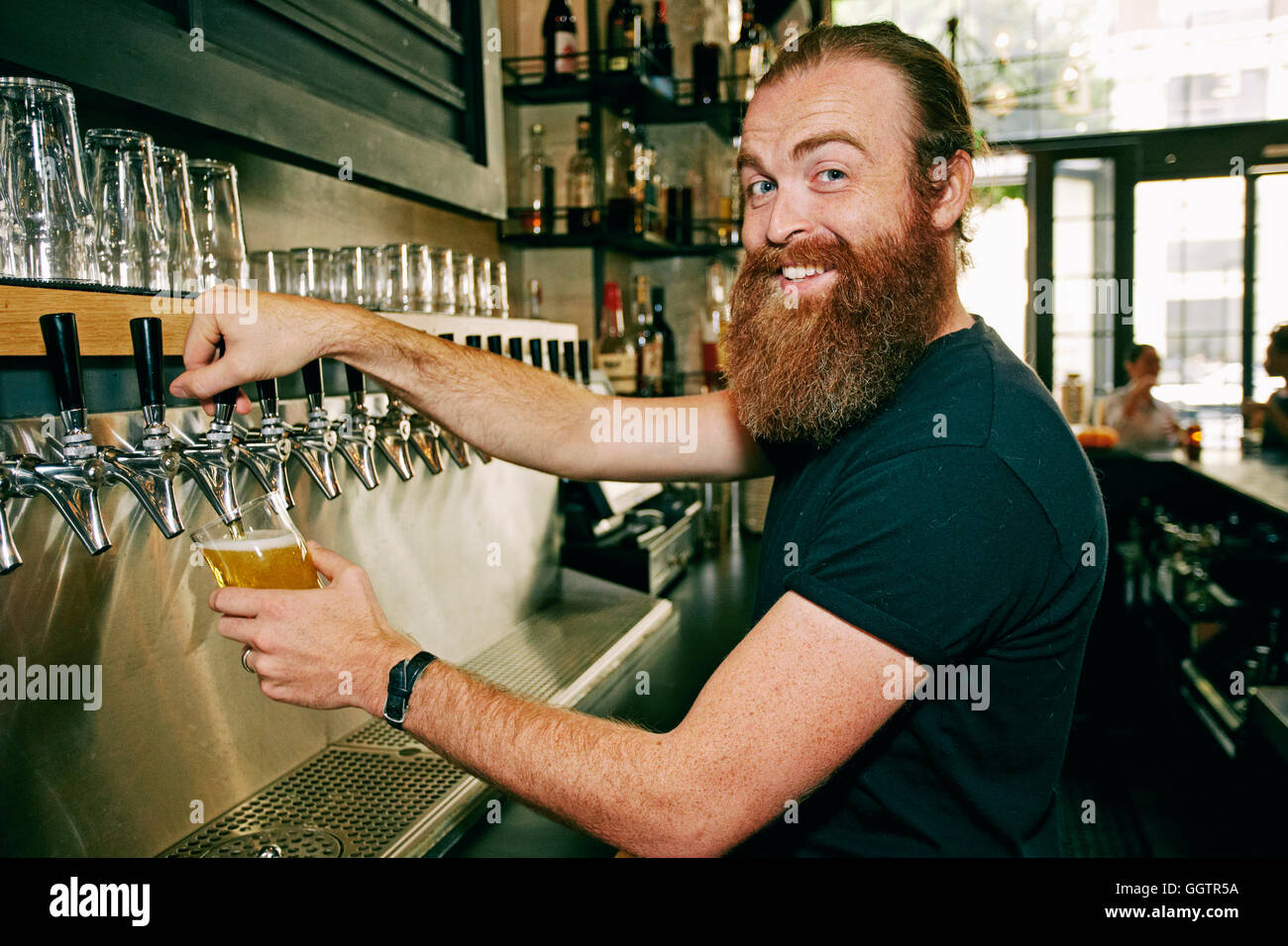 Pouring beer bartender hi-res stock photography and images - Alamy