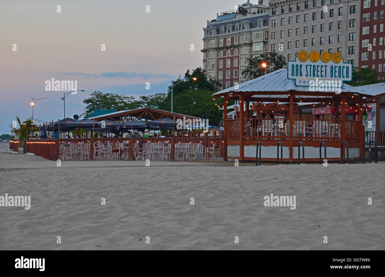 Oak street beach restaurant hi-res stock photography and images - Alamy