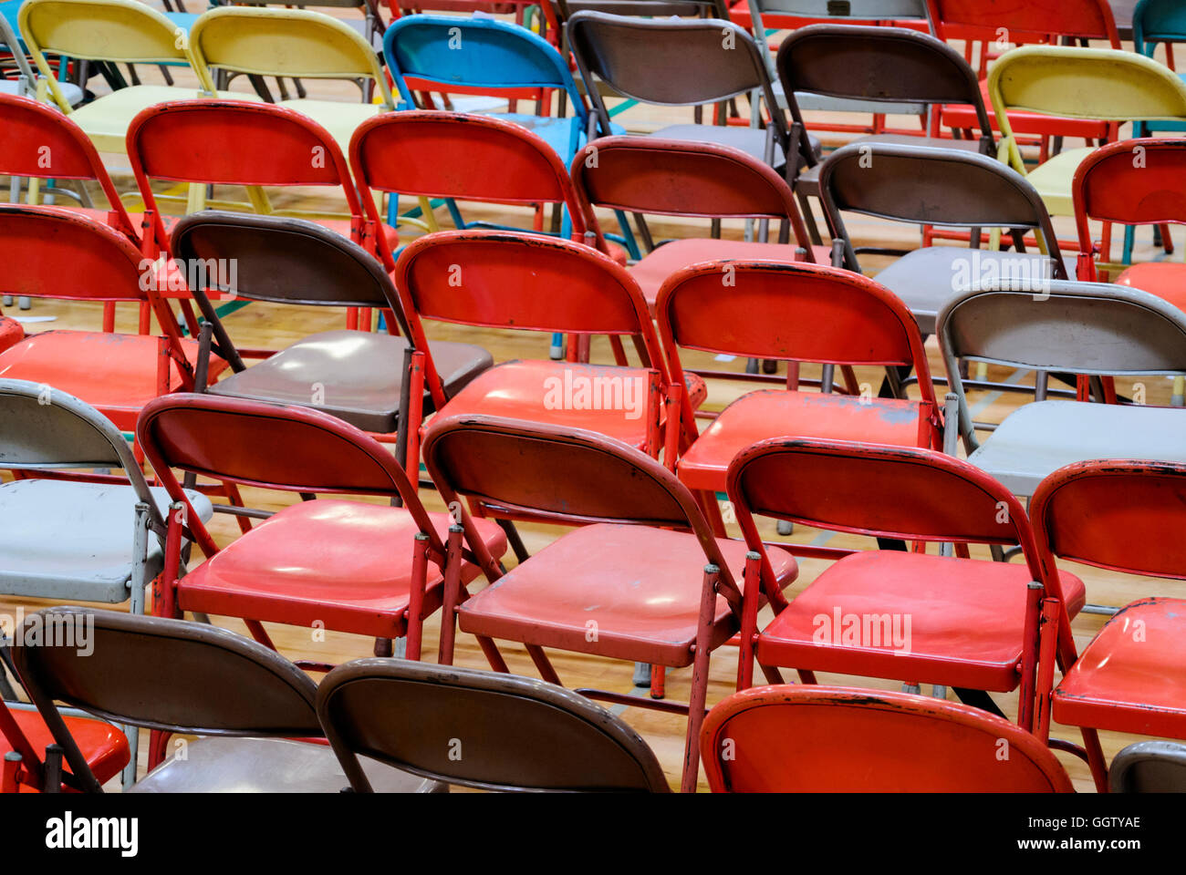 Folding metal chairs hi-res stock photography and images - Alamy
