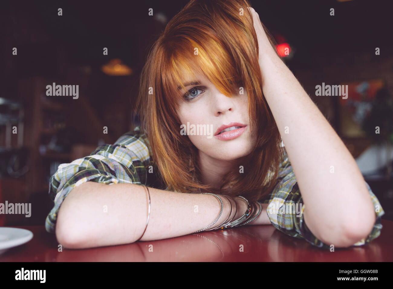 Woman leaning on a table hi-res stock photography and images - Alamy