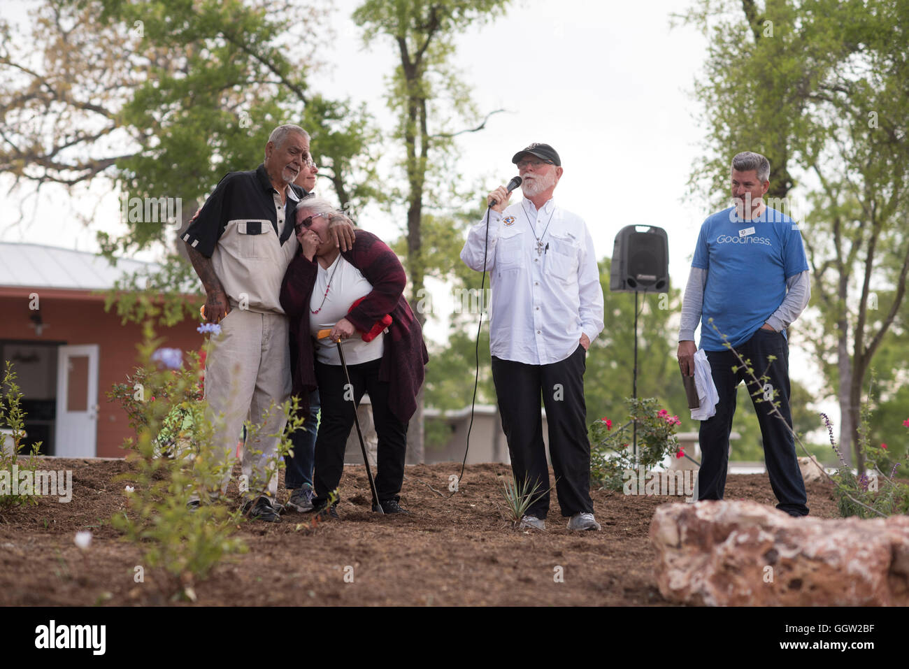 Alan Graham (center) leads open-air non-denominational Easter sunrise ...