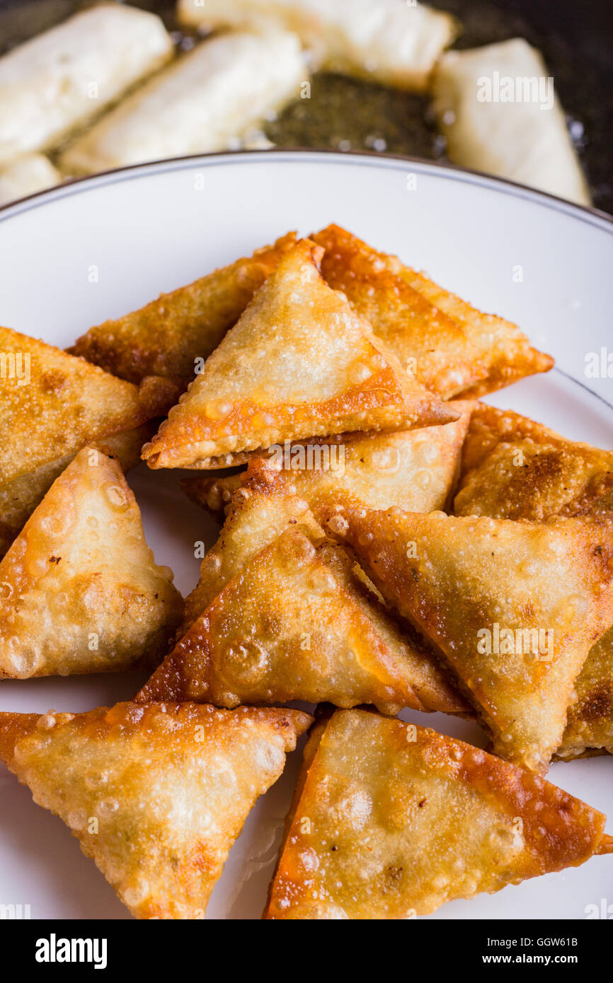 Deep fried samosas hi-res stock photography and images - Alamy