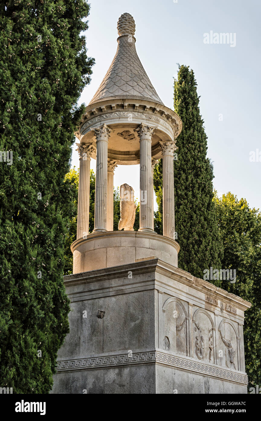 Roman Emperor Stone Statue with no head Stock Photo - Alamy
