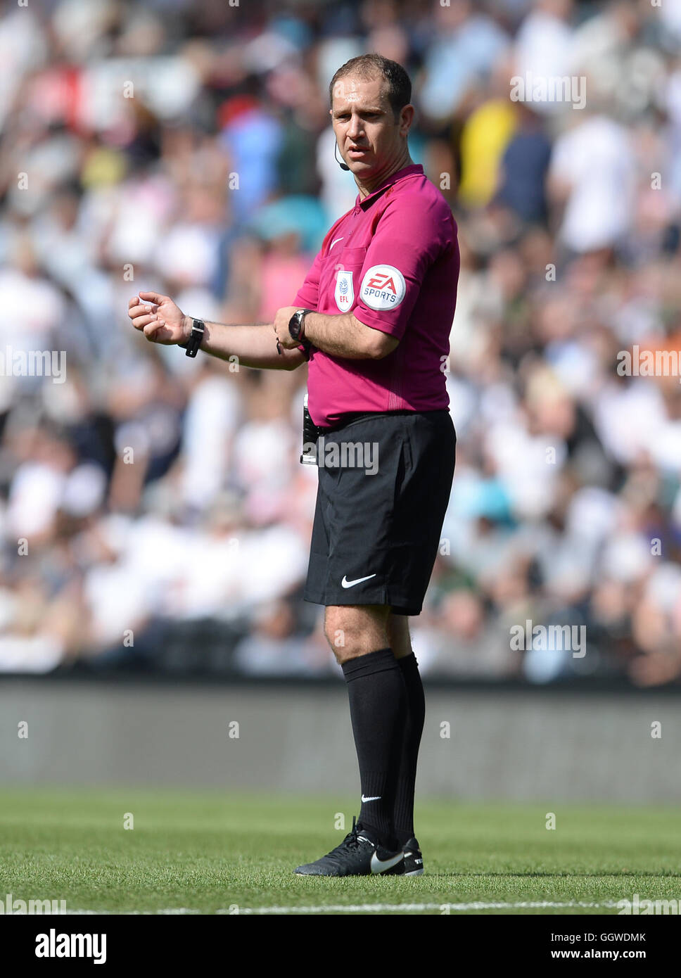 Referee Jeremy Simpson during the Sky Bet Championship match at the ...