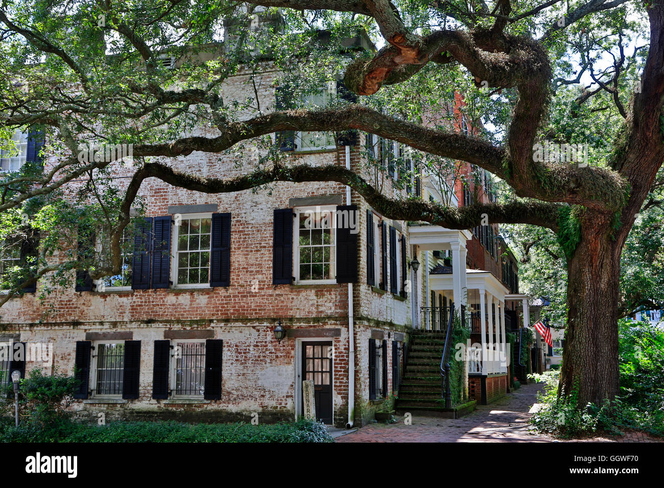 Southern style mansions grace the historical section of SAVANNA GEORGIA ...