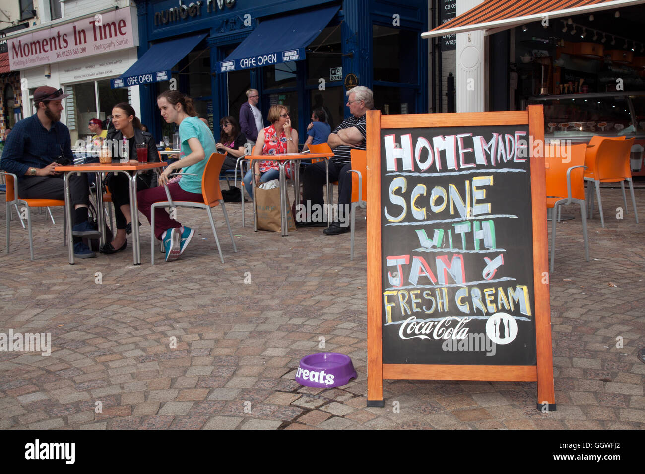 Cafe sign advertising cream tea hi-res stock photography and images - Alamy
