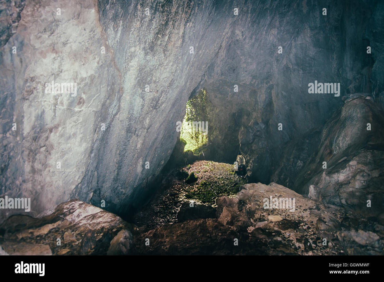 Dark cave entrance hi-res stock photography and images - Alamy