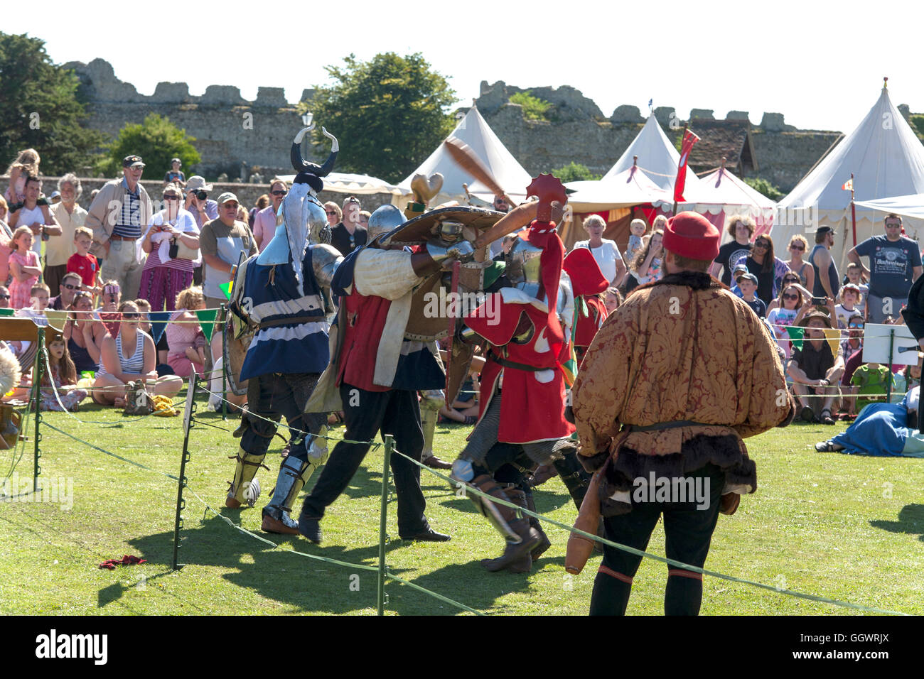 Medieval reenactors hi-res stock photography and images - Alamy