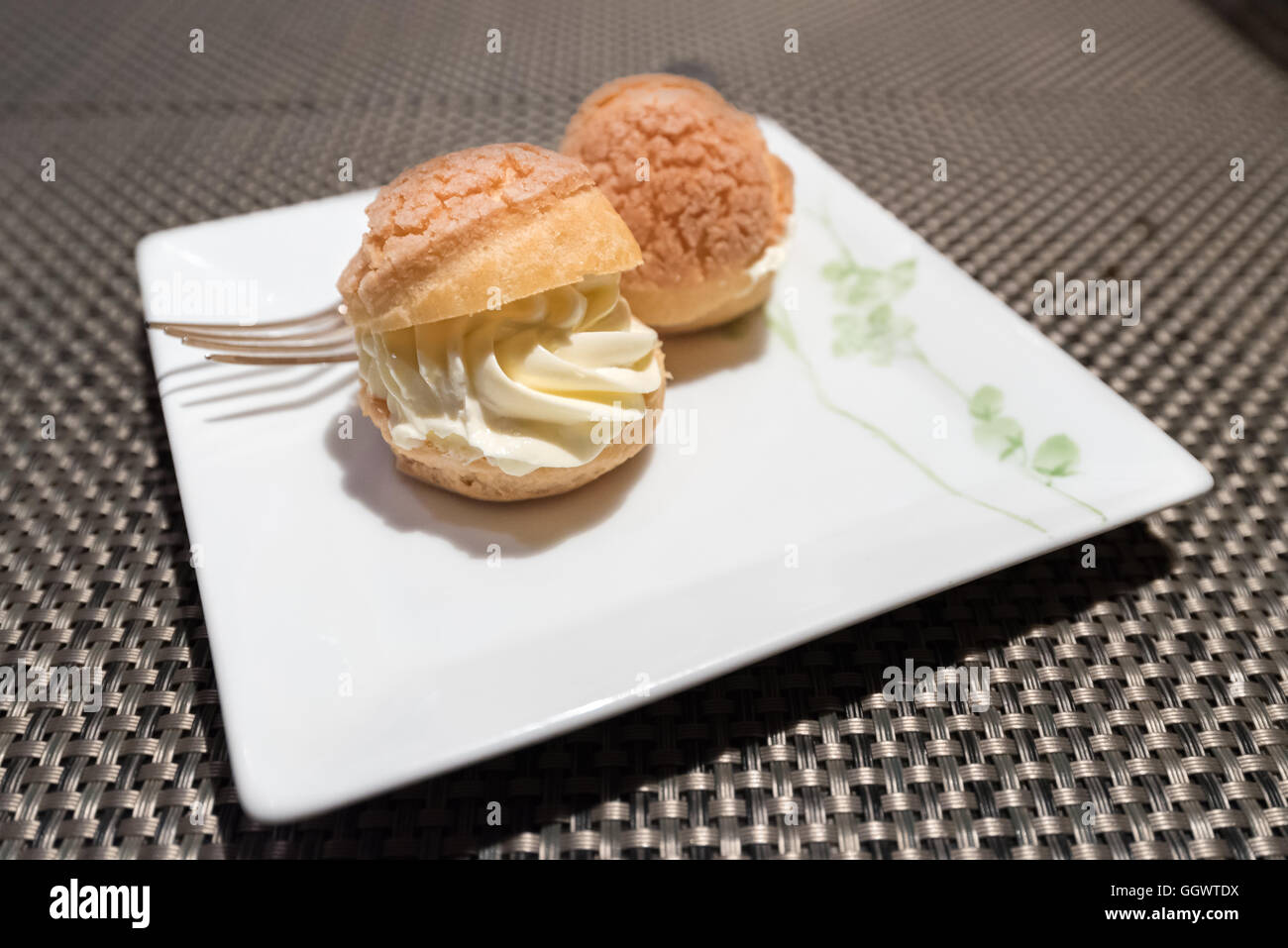 Cream puff eclair hi-res stock photography and images - Alamy