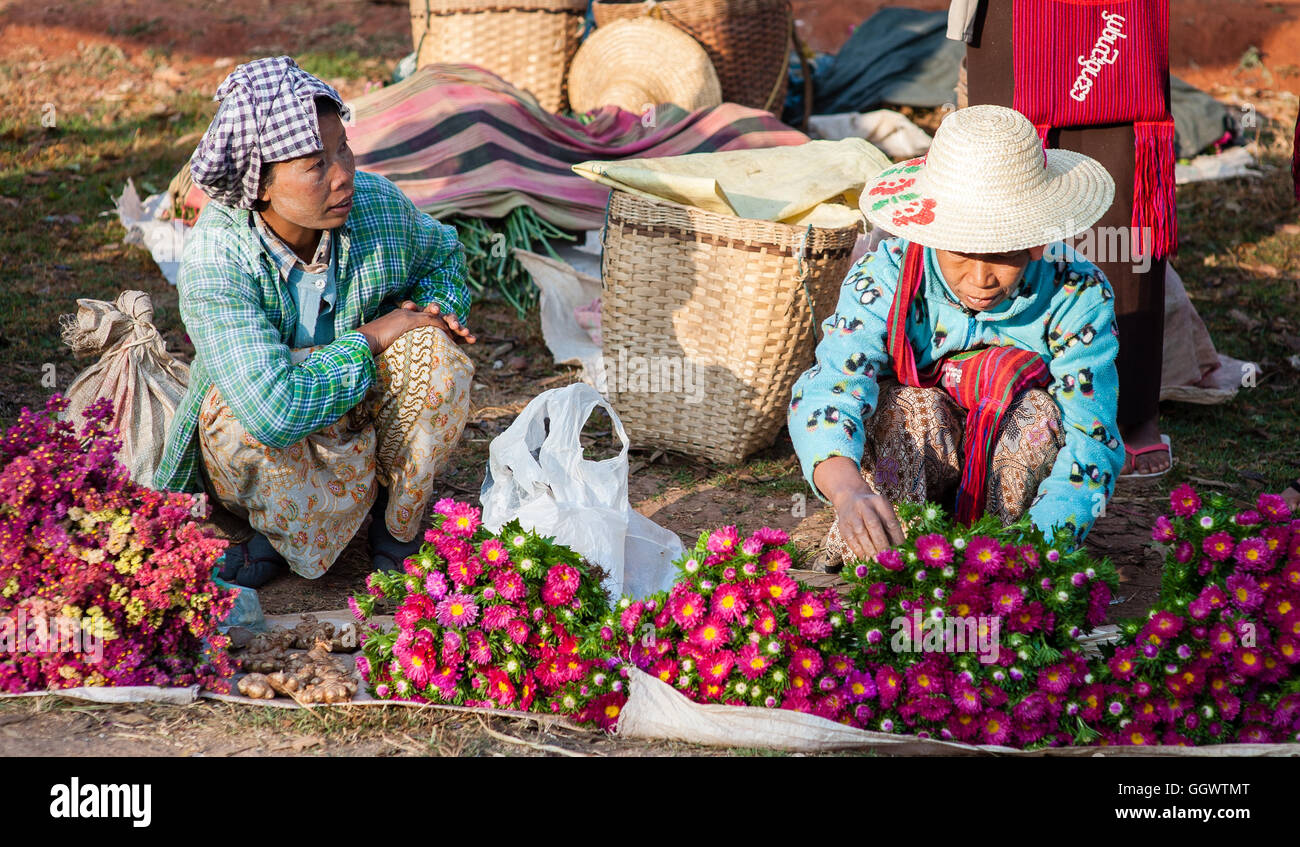 Women selling flowers hi-res stock photography and images - Alamy