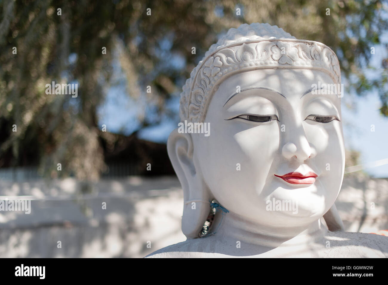 Buddha face statue hi-res stock photography and images - Alamy