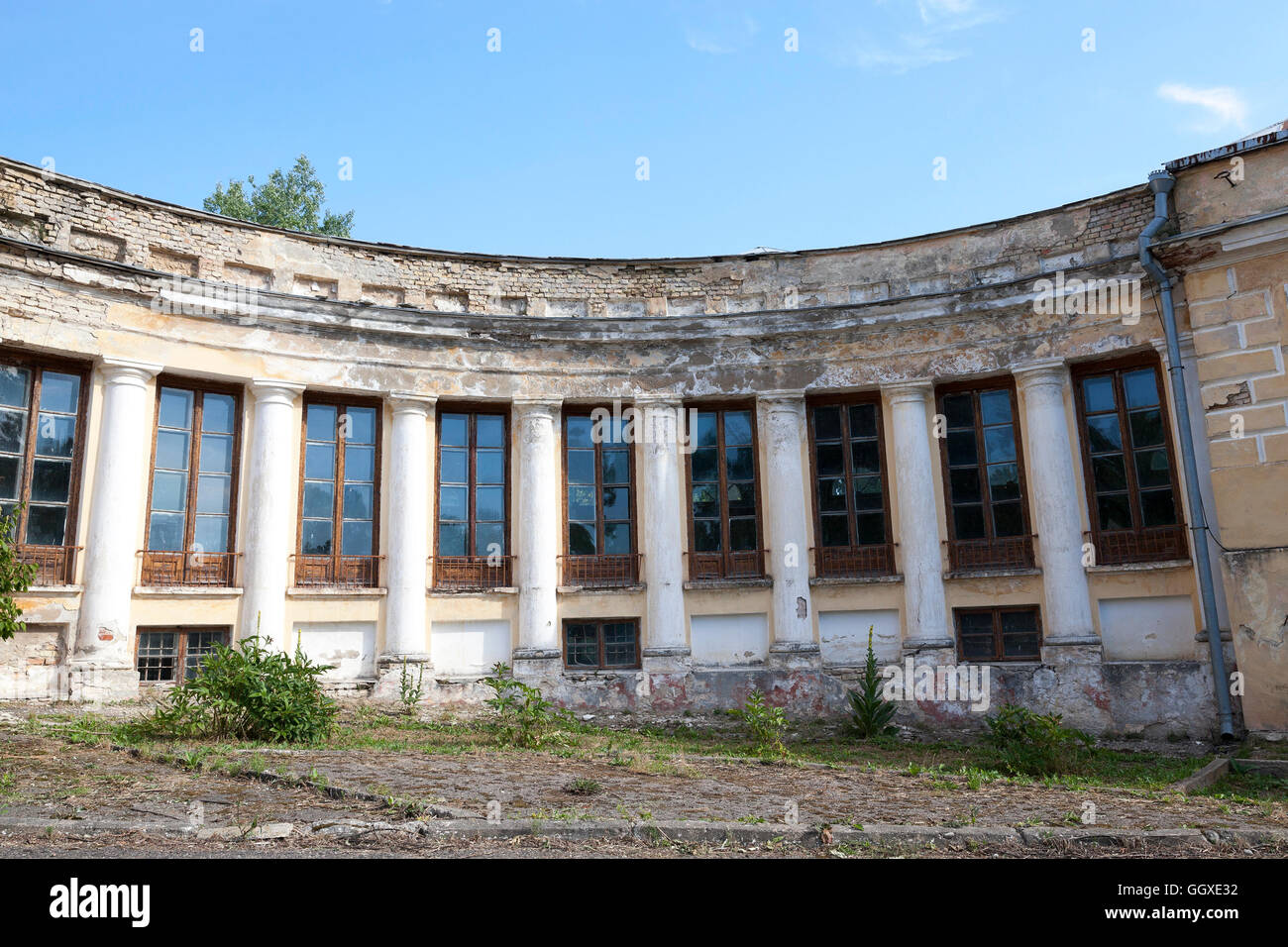Ruined baroque style palace hi-res stock photography and images - Alamy