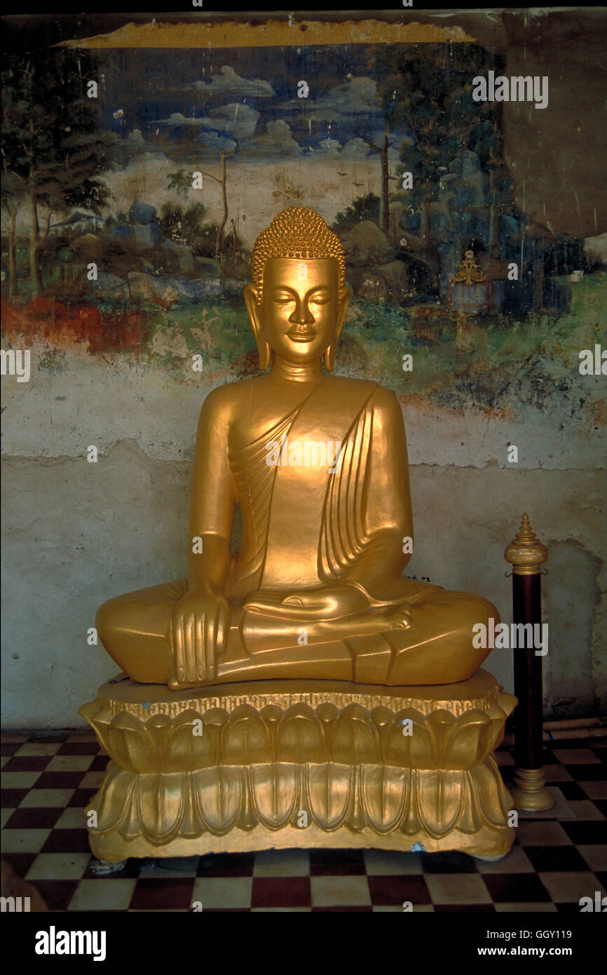 A gold Buddha statue at the Silver Pagoda in Phnom Penh, Cambodia Stock ...