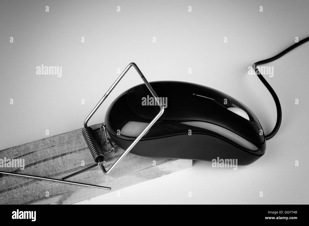 Computer mouse in a trap, a e commerce and computer addiction concept ...