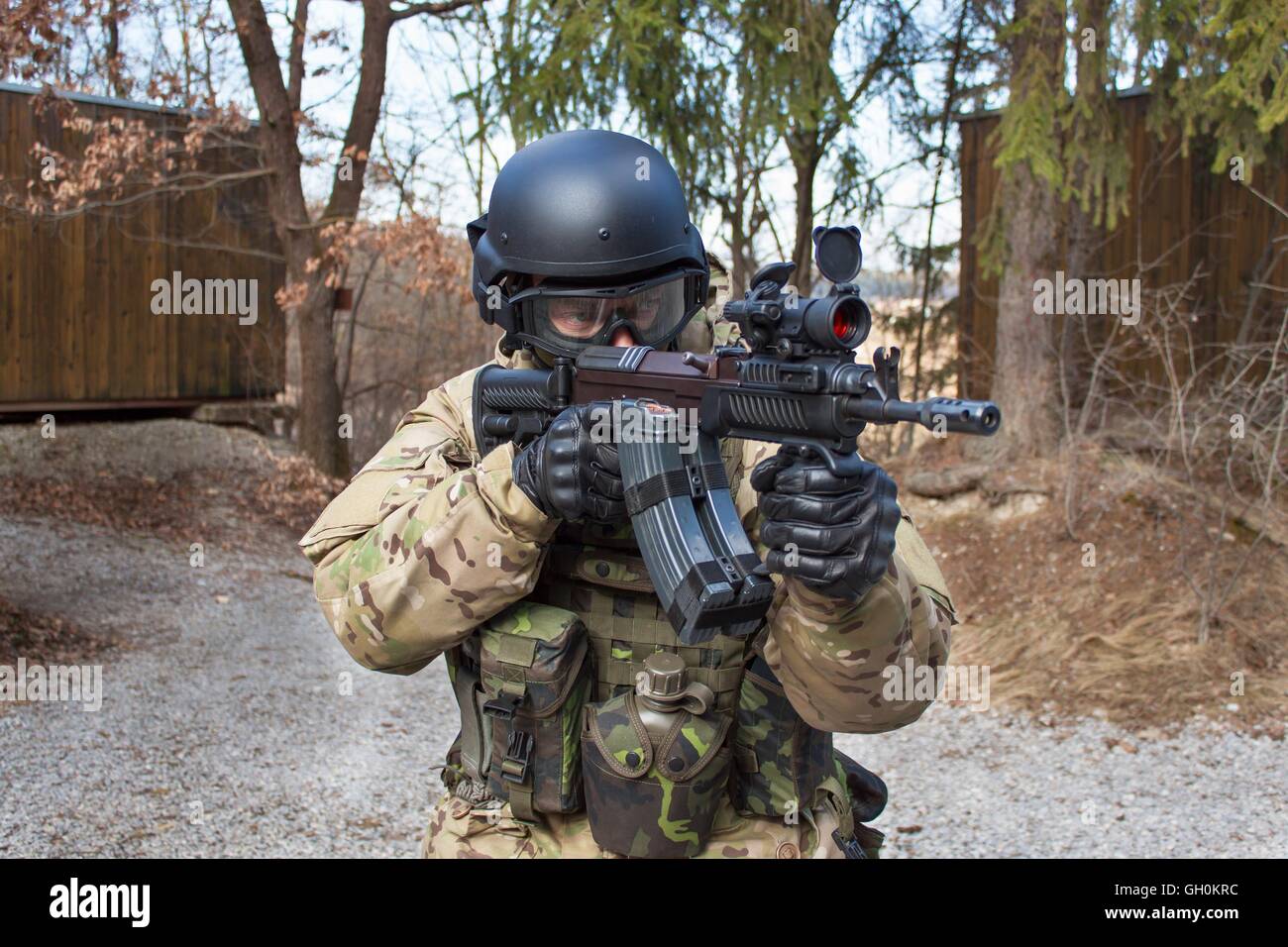 Special Forces soldier, with assault rifle, police swat Stock Photo - Alamy