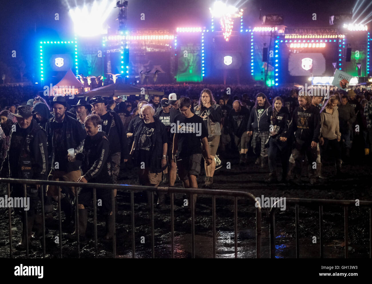 Wacken, Germany. 06th Aug, 2016. Visitors on the grounds of the Wacken ...