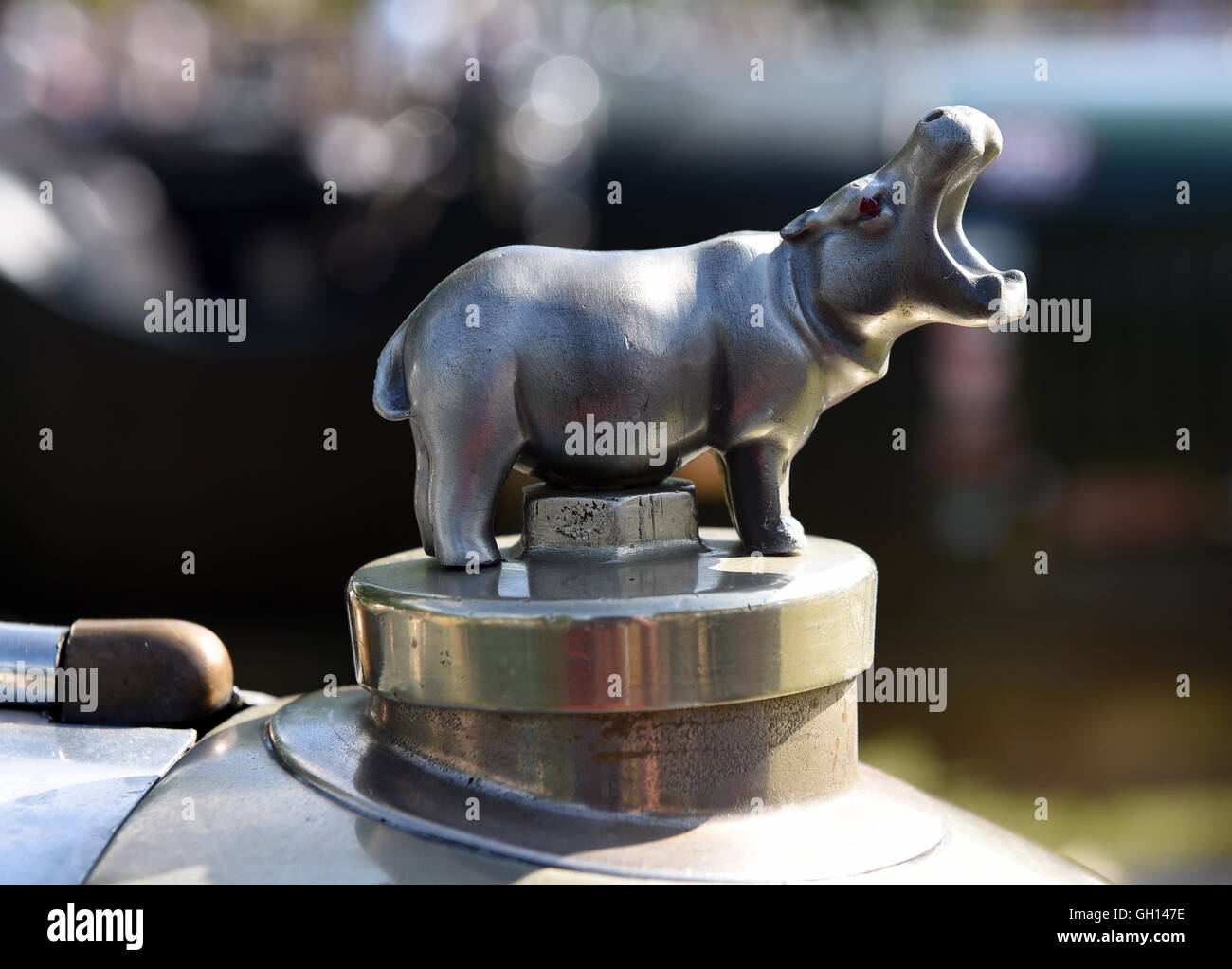 Juechen, Germany. 06th Aug, 2016. The ornament of a bonnet of a Bentley ...