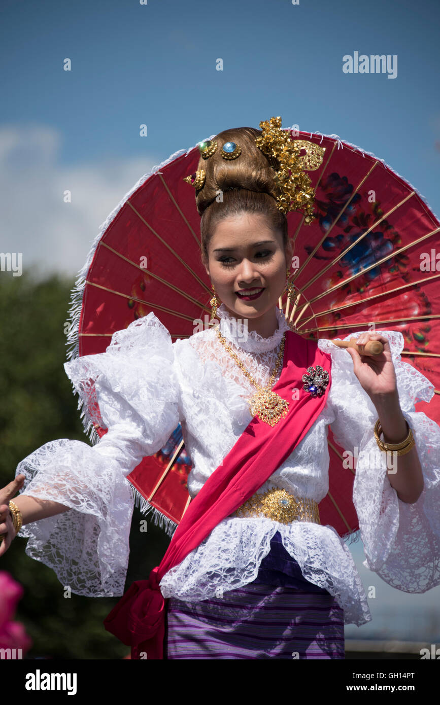 Cambridge, UK. 07th Aug, 2016. Thai dancer performing at the Cambridge ...