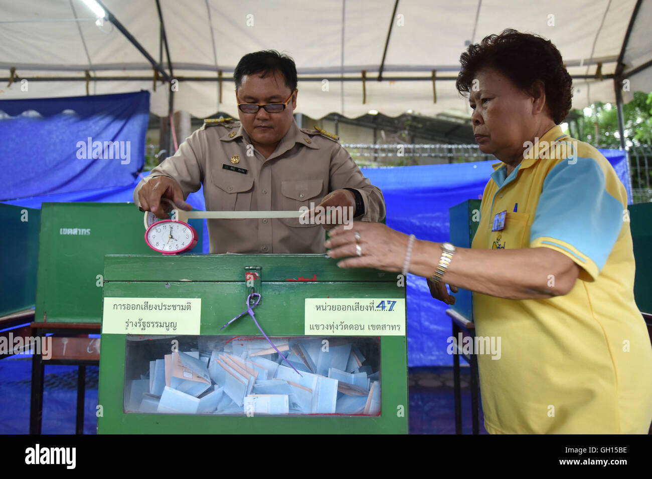 Bangkok, Thailand. 7th Aug, 2016. Staff members seal a ballot box at a ...