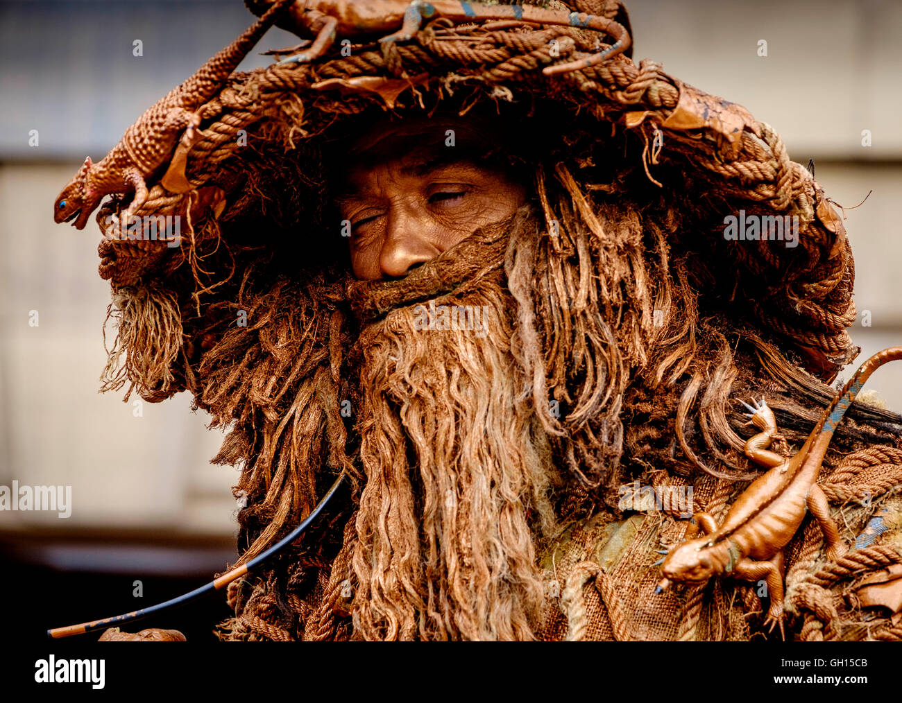 Human statue street entertainers hi-res stock photography and images ...