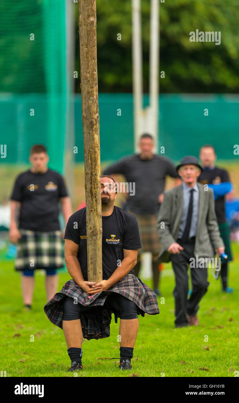 Moray, UK. 06th Aug, 2016. his is the Tossing of the Caber at the ...