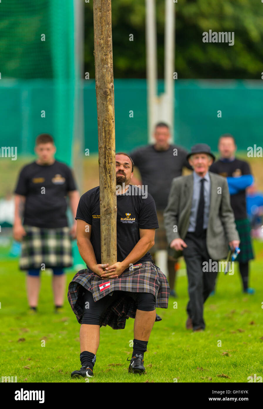 Moray, UK. 06th Aug, 2016. his is the Tossing of the Caber at the ...