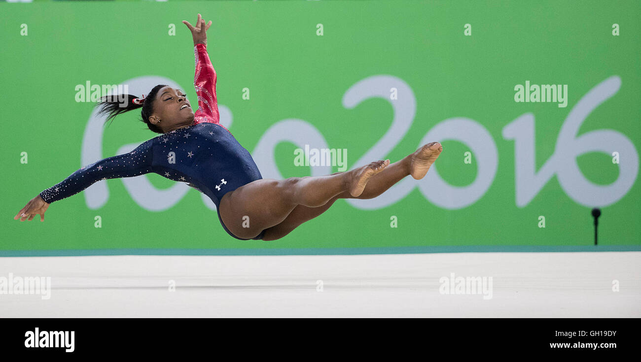 Simone biles rio floor exercise hi-res stock photography and images - Alamy