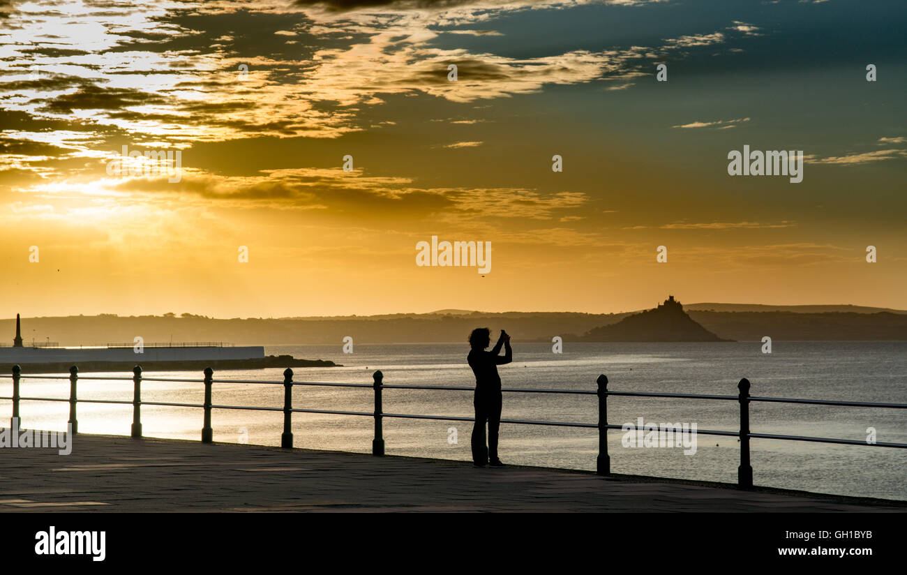 2016 uk weather sunrise over mounts bay penzance hi-res stock ...